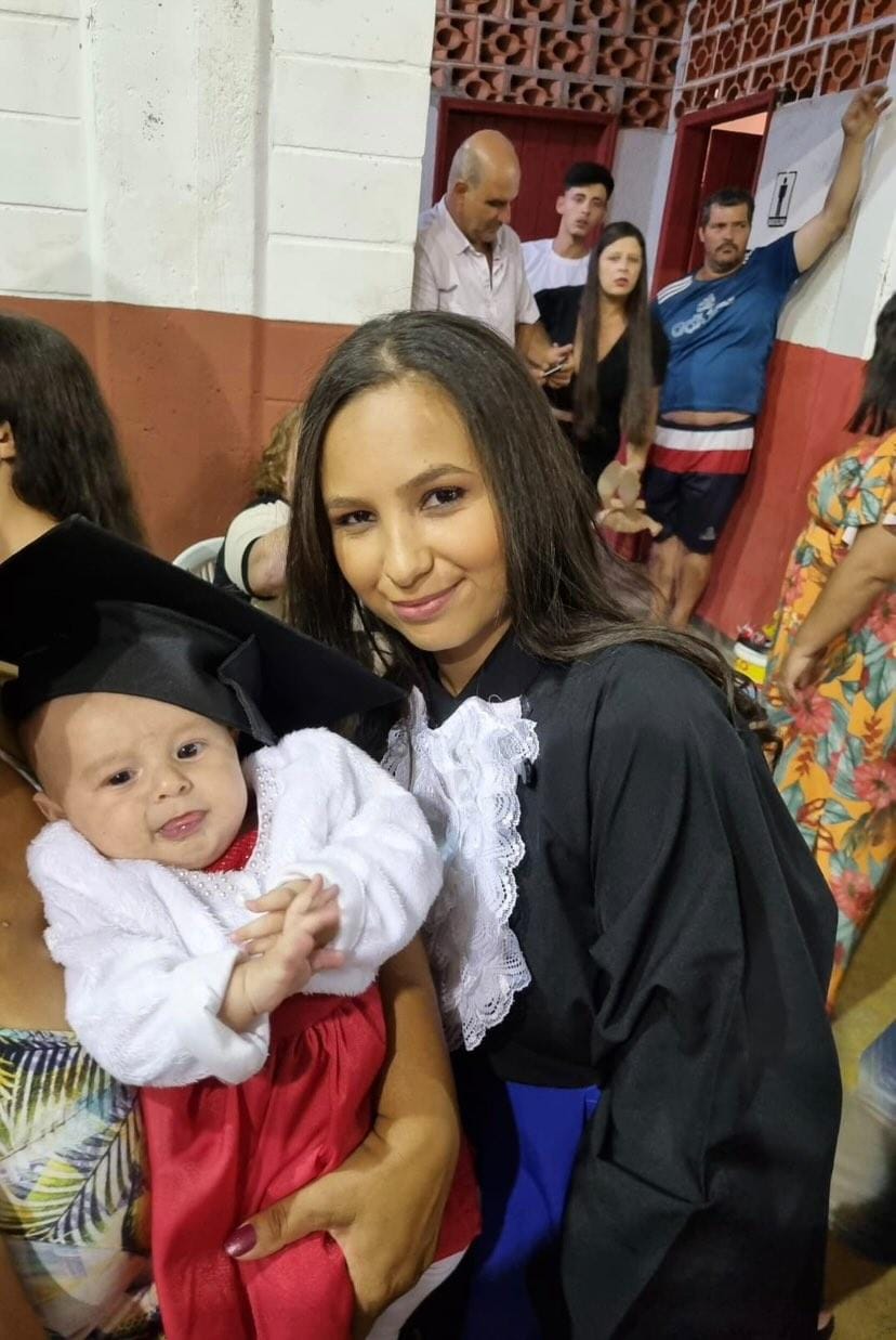 Que belo exemplo! Aluna se torna mãe segue estudando e se forma ...